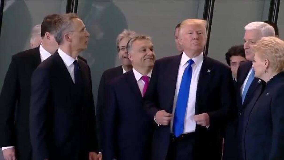 Donald Trump empuja al primer ministro de Montenegro