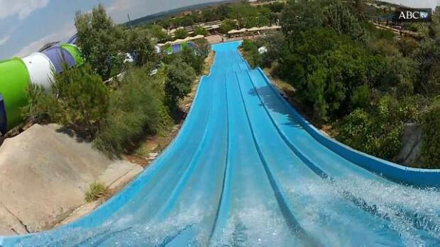 Un tobogán acuático gigante en primera persona